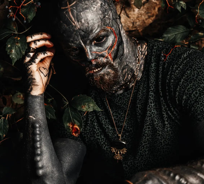 Man turns himself into a ‘black alien’, internet is amazed at his ...